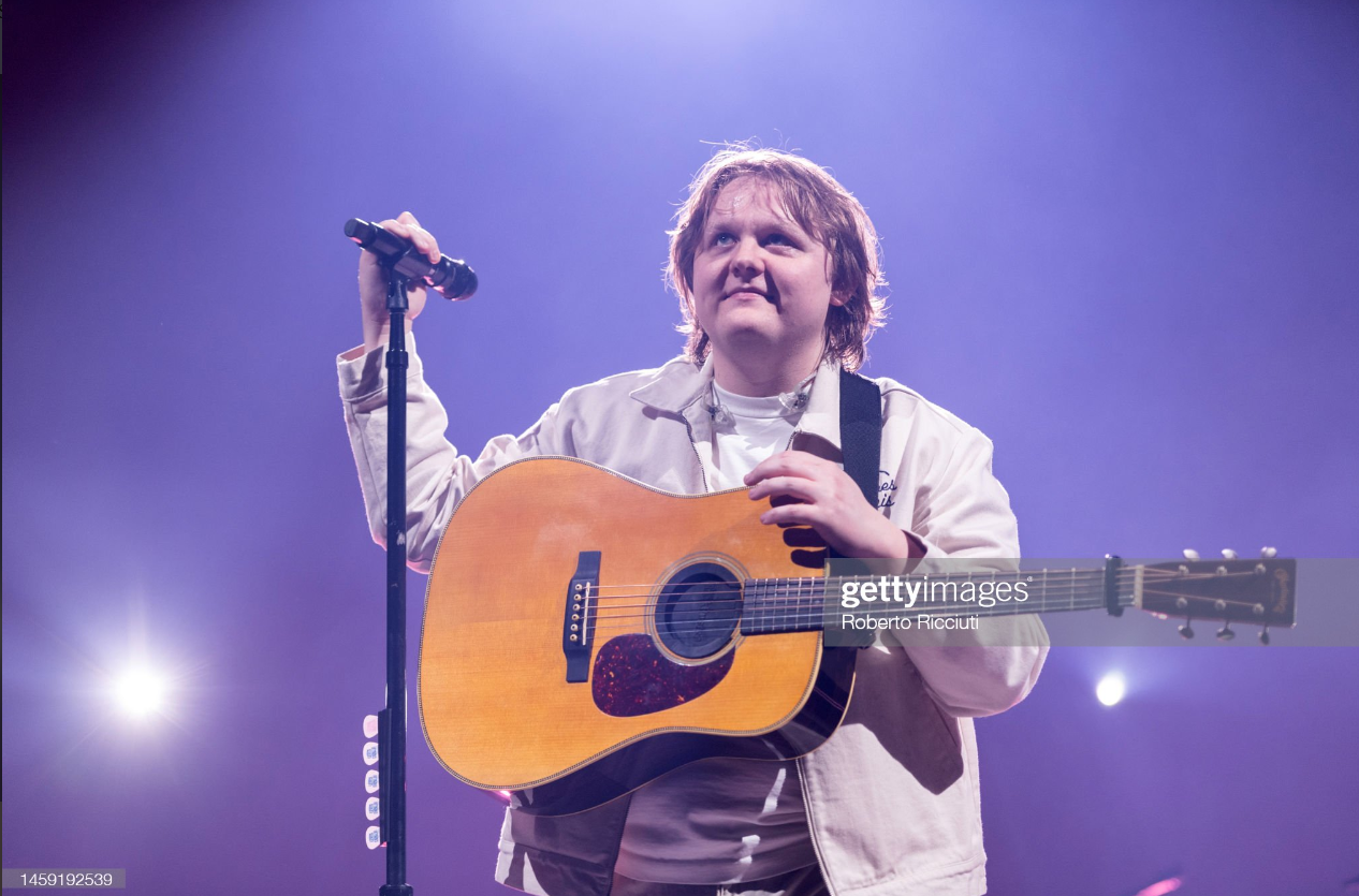 Lewis Capaldi deelt zijn ervaringen met Tourette in nieuwe documentaire ...